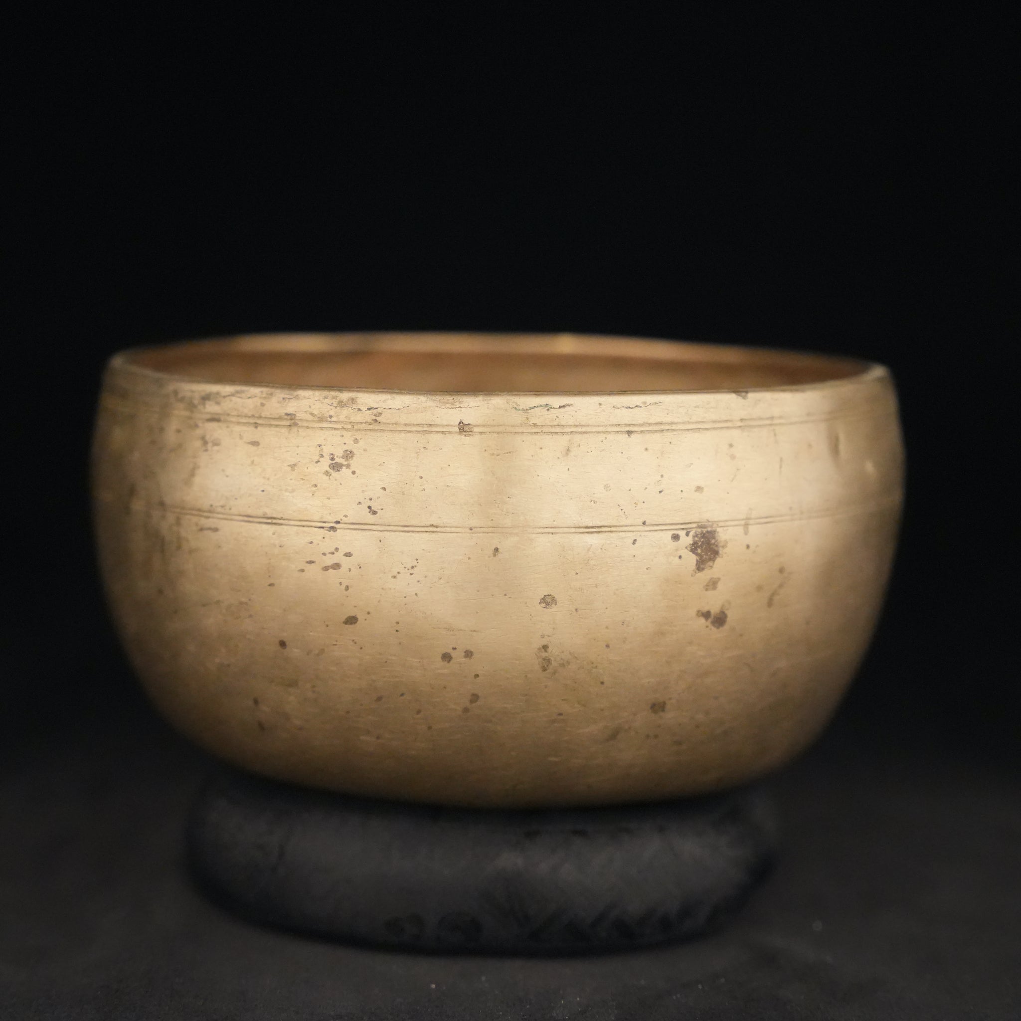 7.75" Antique Singing Bowl in G# – singingbowlmuseum