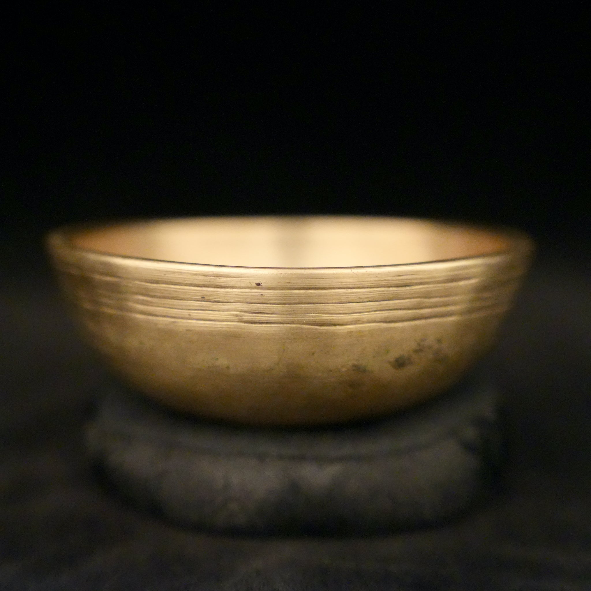 4" Antique Singing Bowl in D – singingbowlmuseum
