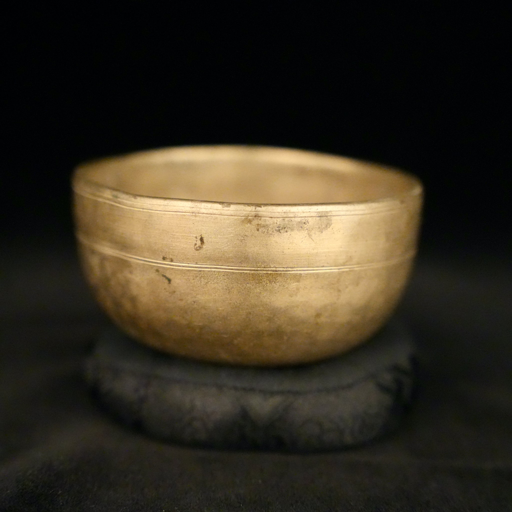 4" Antique Singing Bowl in F – singingbowlmuseum