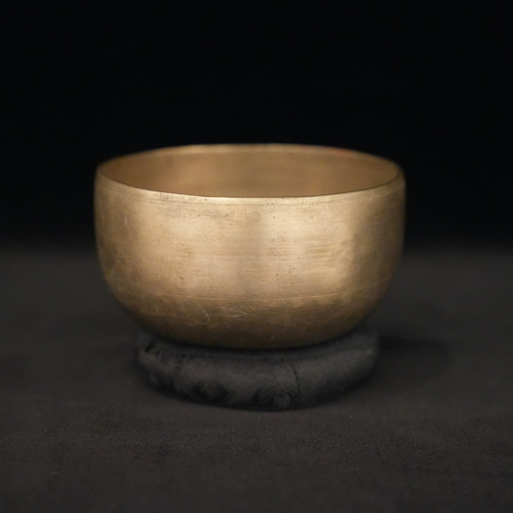 4.5" Antique Singing Bowl in E – singingbowlmuseum