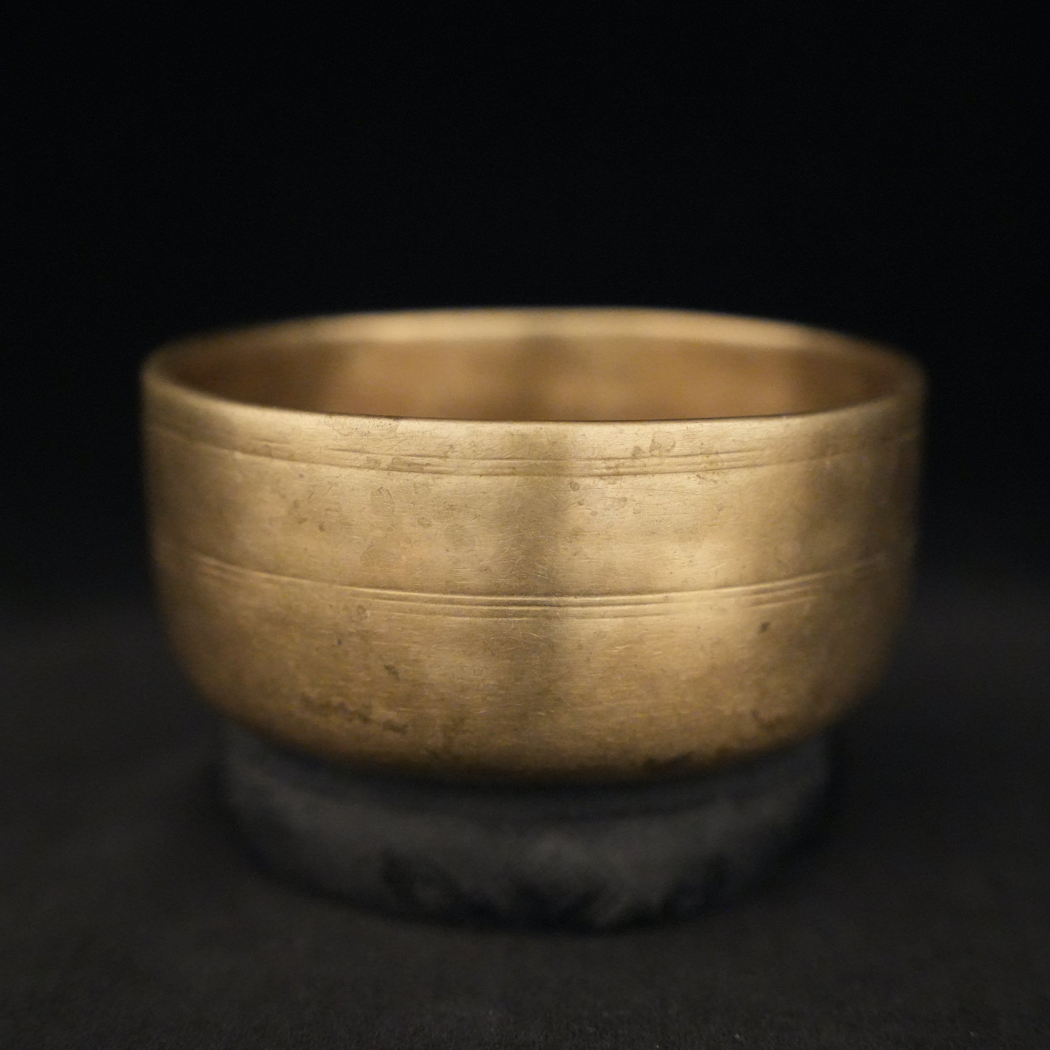 4.75" Antique Singing Bowl in A# – singingbowlmuseum