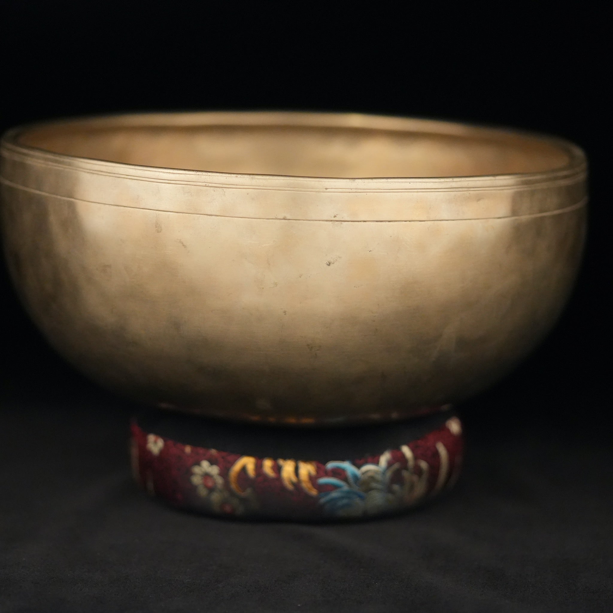 10.5" Antique Singing Bowl in D# – singingbowlmuseum