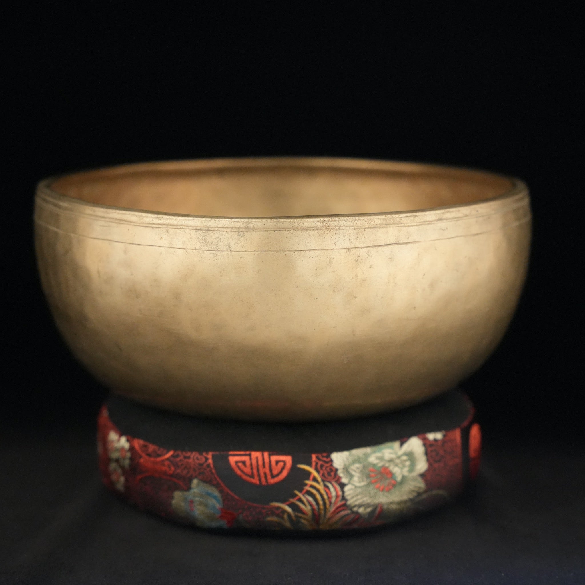 11.5" Antique Singing Bowl in D – singingbowlmuseum