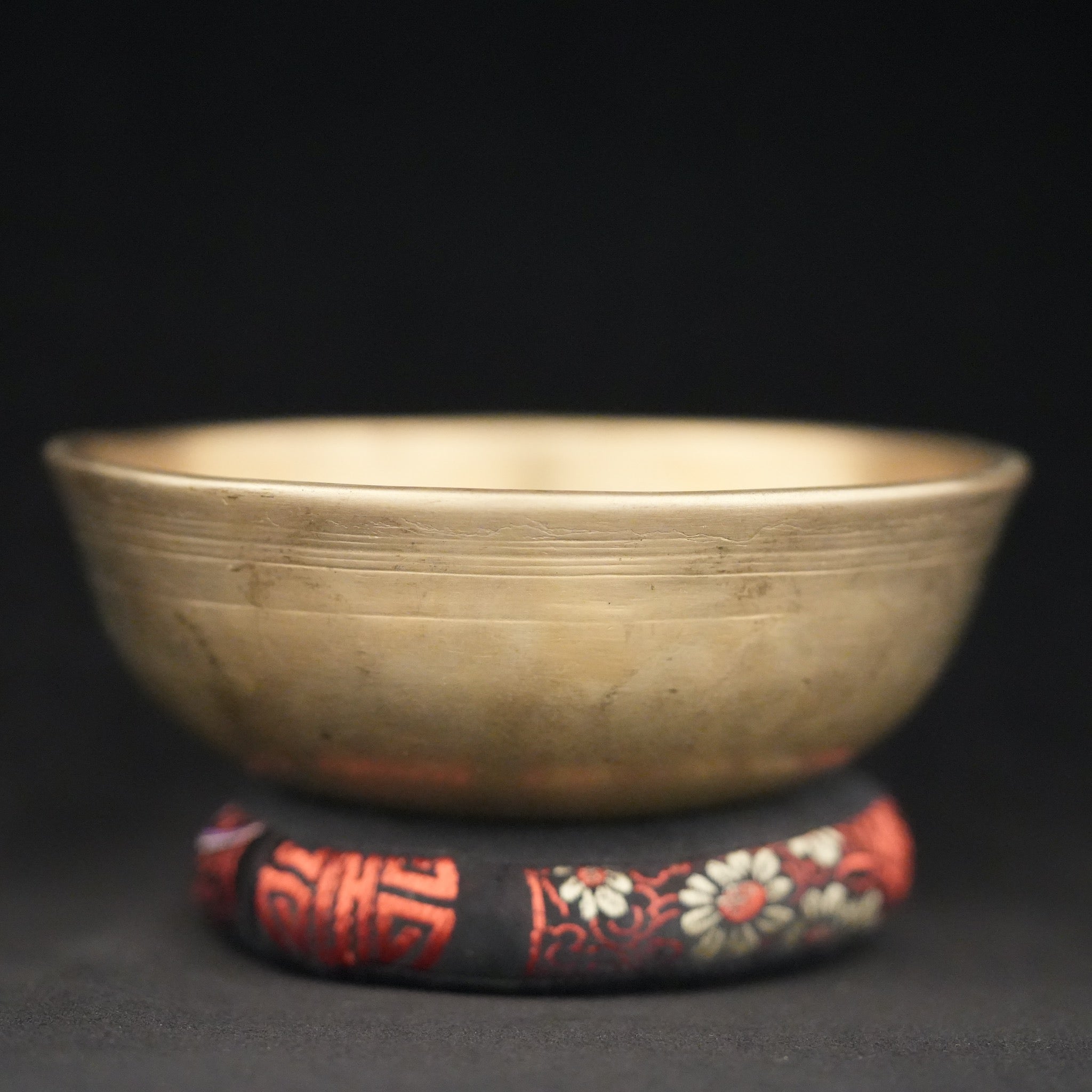 5.75 in. Antique Singing Bowl in F – singingbowlmuseum